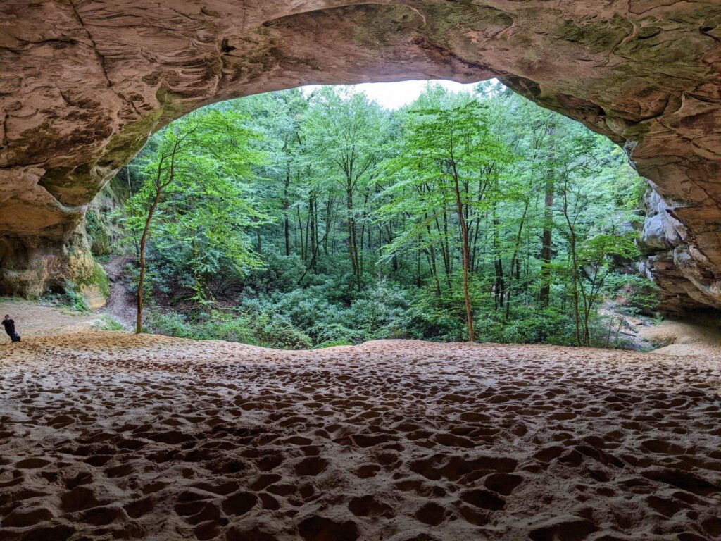 White Rocks and Sand Cave Trail - Sharing Horizons